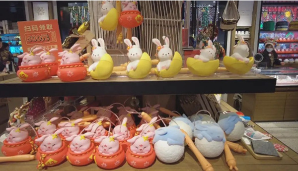 Yuyuan Garden delights visitors with cute rabbit lanterns_Travel