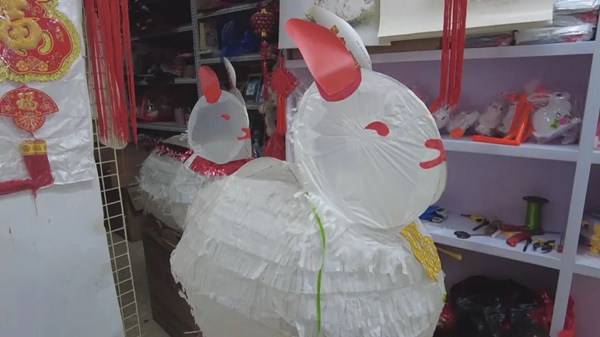 Yuyuan Garden delights visitors with cute rabbit lanterns_Travel